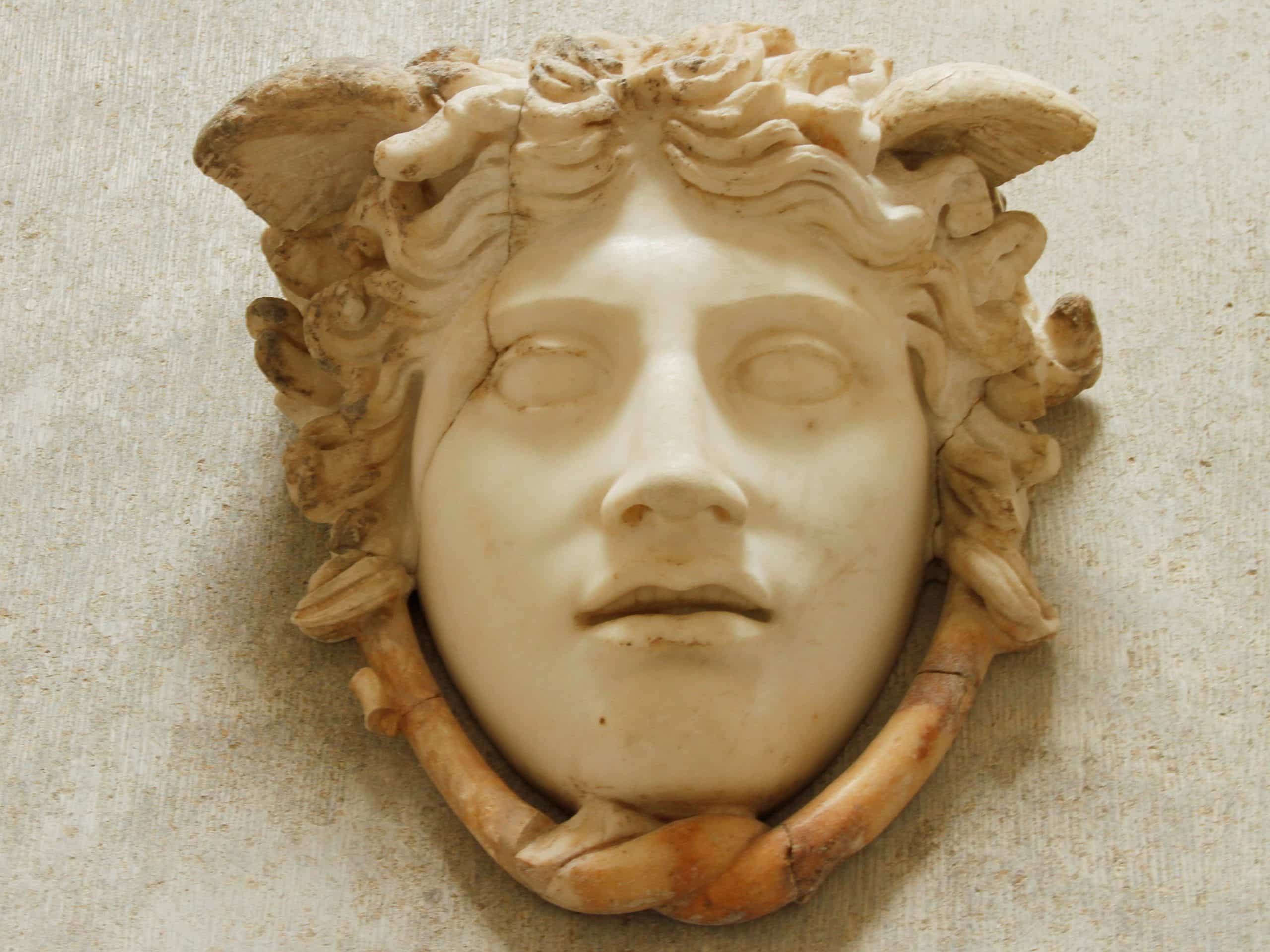 Testa Medusa Rondanini in marmo h65 cm scultura versace